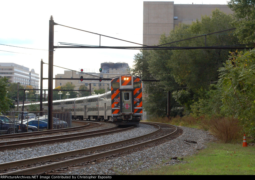 VRE Cab Car V715 heads into L'Enfant Plaza Station